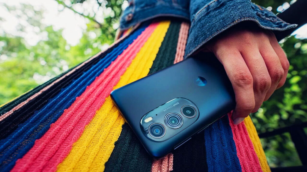 T-Mobile customers can get a free Motorola Edge (2022) - SDN