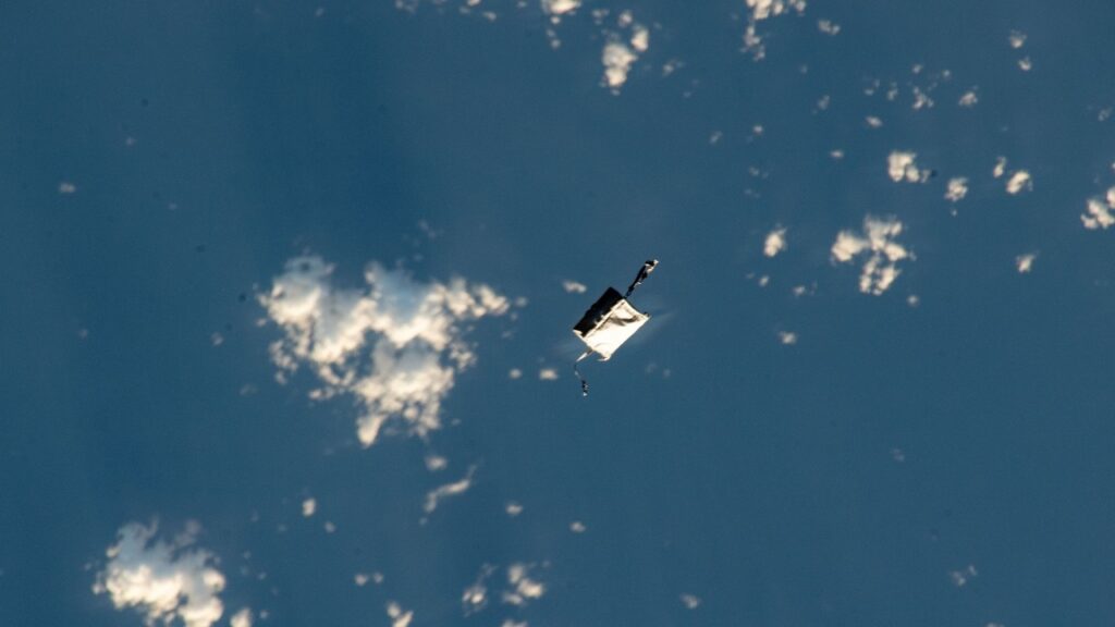 NASA astronauts' tool bag lost in space - ShiftDelete.Net Global