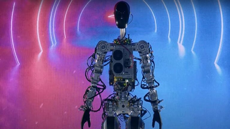 Elon Musk's humanoid robot Optimus folds shirts