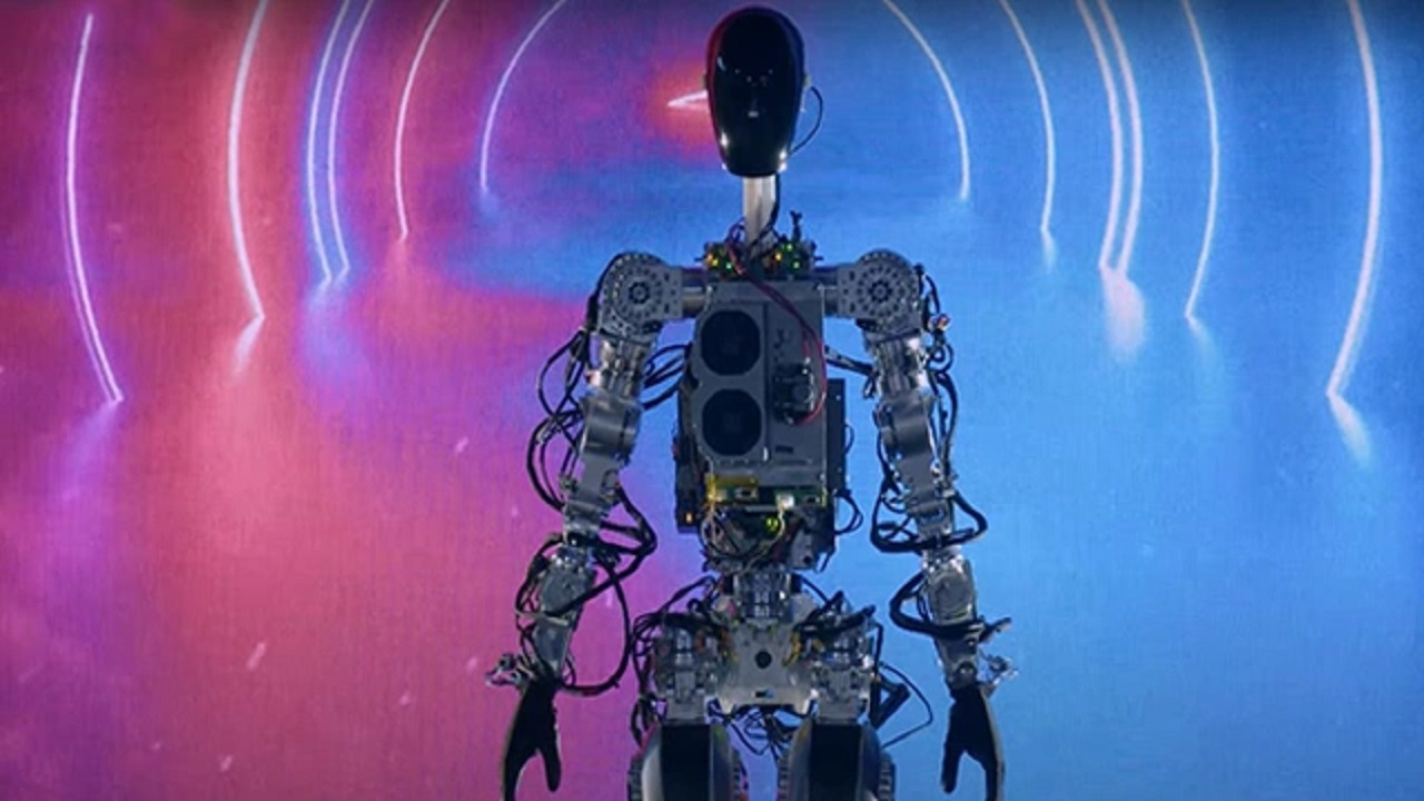 Elon Musk's humanoid robot Optimus folds shirts