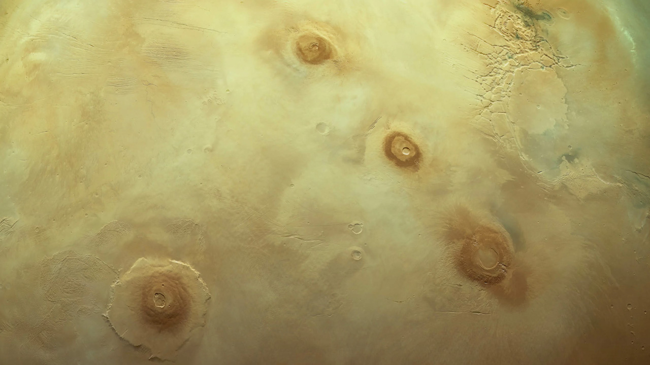 Spectacular photo of Martian volcanoes