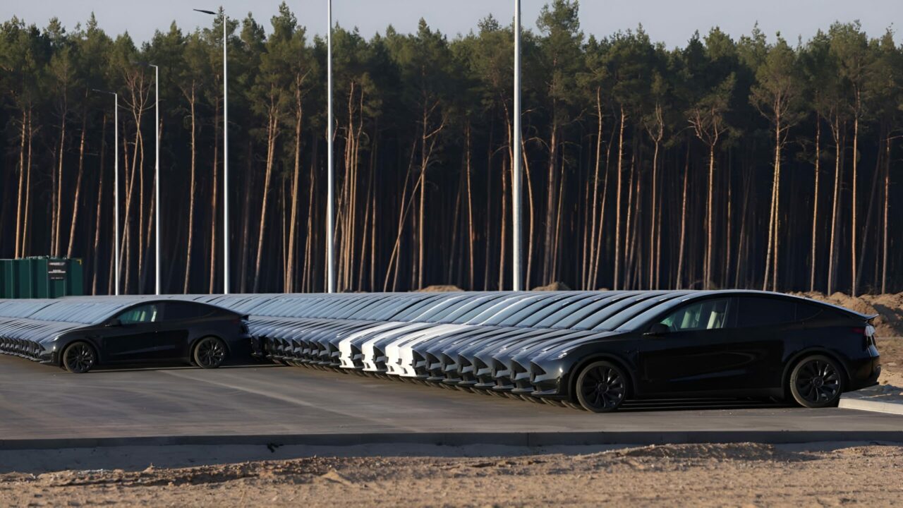 Elon Musk filled the shopping mall with 300 Tesla cars - ShiftDelete ...