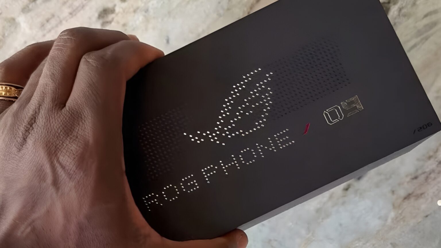 ASUS ROG Phone 9 out of the box, before it's even released ...