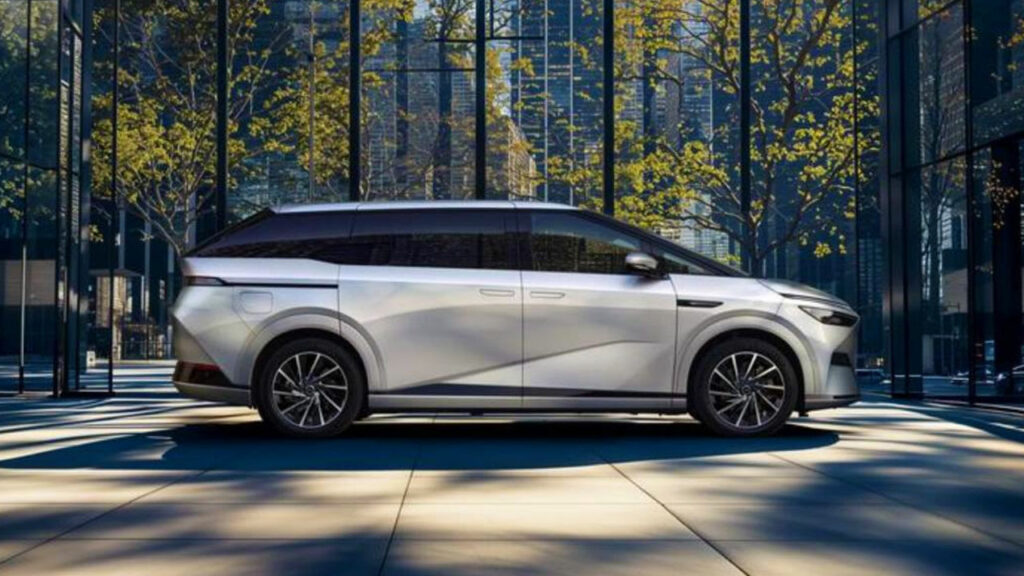 XPeng unveils its first hybrid MPV, the X9 PowerX! - SDN