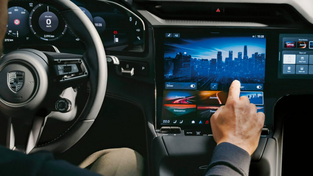Porsche Cayenne Electric's "Driver Experience" Cockpit! - SDN